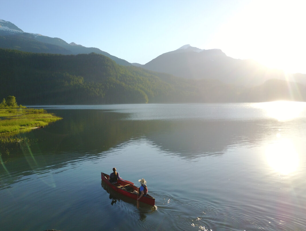 How To Canoe: Learn The Basics Of Launching, Paddling, Safety & More ...